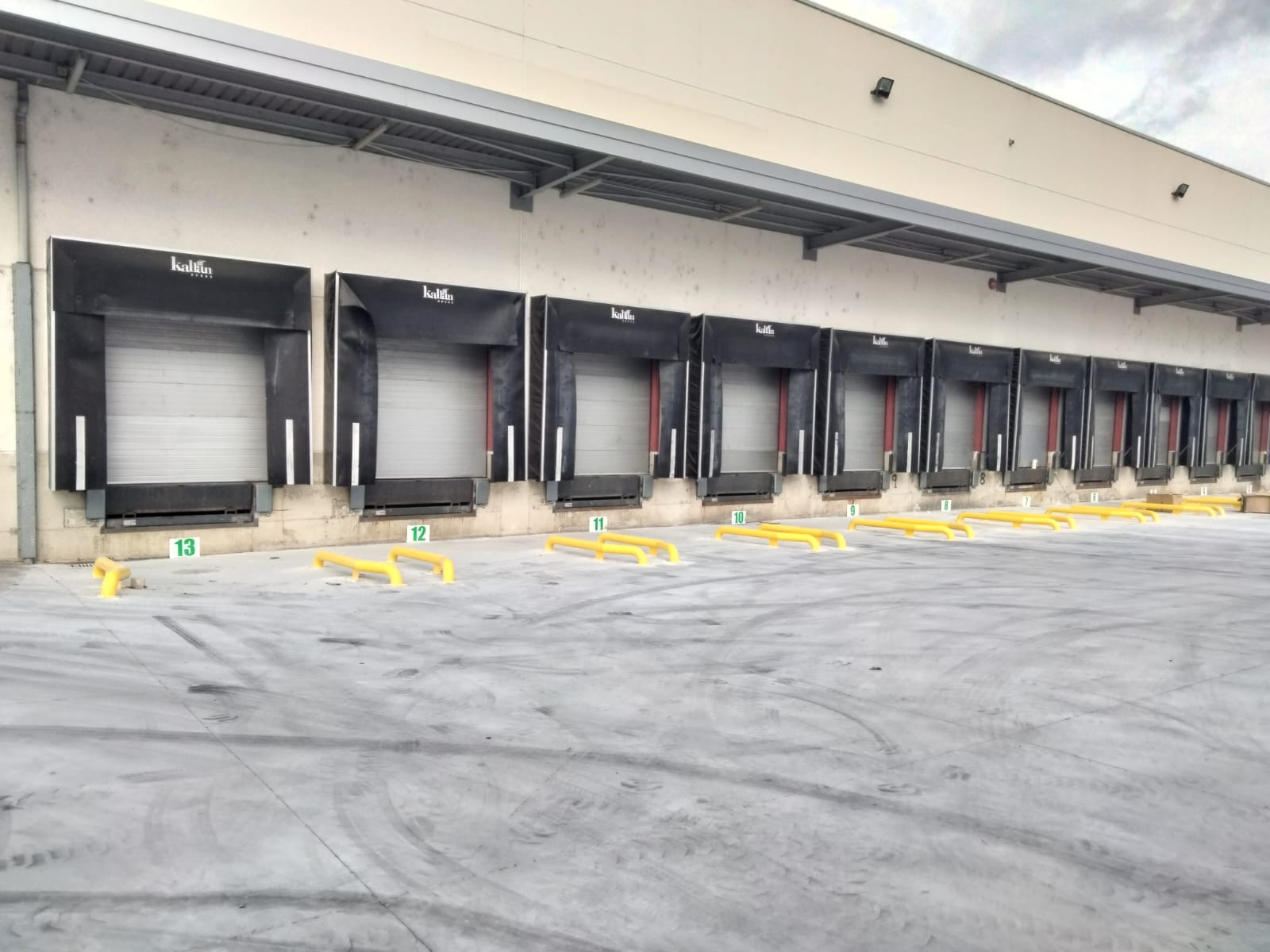 🚚 INSTALACIÓN DE TOPES METÁLICOS Y GUÍAS DE CAMIÓN EN 2 NAVES ...